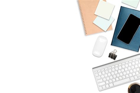 노트북 컴퓨터 디지털 태블릿 휴대 전화 및 액세서리와 함께 사무실 테이블의 평면 위치 사진 에 격리 된 흰색 배경 데스크톱 오피스 이랑 개념입니다 개념에 대한 스톡 사진 및