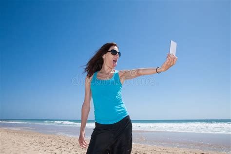 Mujer Que Hace El Selfie Que Toma El Pelo En La Playa Foto De Archivo