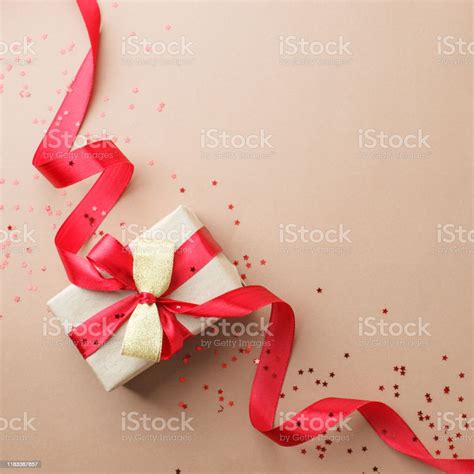 질감 활과 깃털로 장식 된 갈색 배경에 공예 선물 상자 로맨틱 발렌타인 럭셔리 분위기를 조성 생일기념일 선물 12월에 대한 스톡 사진 및 기타 이미지 Istock