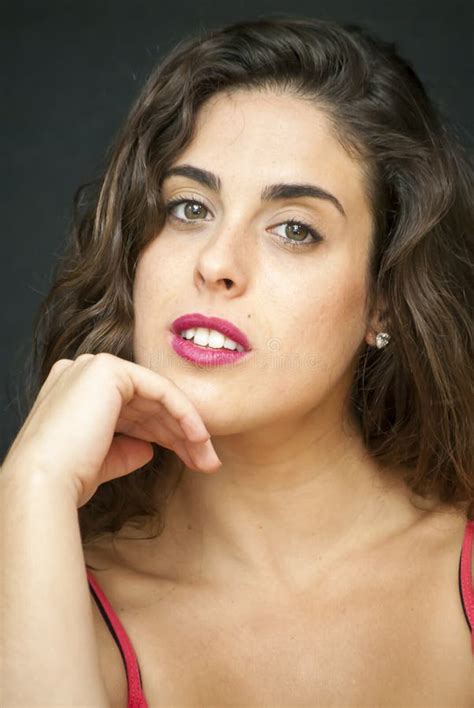 Ritratto Di Bella Giovane Donna Fotografia Stock Immagine Di Faccia