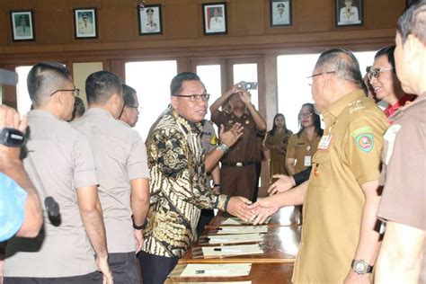 Apip Aph Teken Mou Gubernur Maluku Apip Harus Cegah Kerugian Daerah