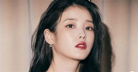 아이유 다이아보다 빛나는 고품격 미모 일자 쇄골로 시선강탈