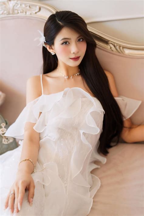 Ảnh diễn viên Quỳnh Trang với phong cách thời trang sexy gợi cảm