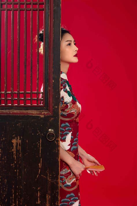 穿旗袍的青年女人拿着折扇 包图企业站