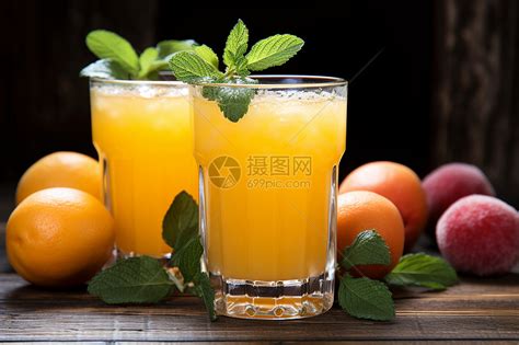 新鲜榨制的桃汁高清图片下载 正版图片600601546 摄图网