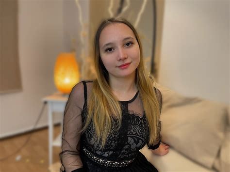 Debimoore主播：免费直播性爱表演和聊天 Stripchat