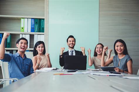 행복 한 성공적인 Multiracial 비즈니스 팀 높은 끗 주는 제스처 웃게 하 고 그들의 성공을 응원합니다 개념에 대한 스톡