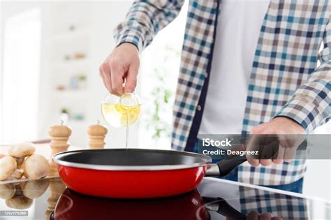 남자 레스토랑 요리사의 크롭 사진을 닫아 집 부엌에서 프라이팬에 올리브 오일을 붓는 아침 아침 식사 가족 요리를 준비 가정