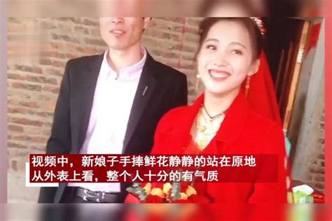 超美新娘手捧鲜花站在原地，抬头一笑惊艳众人，见随礼后网友慕了一笑原地鲜花