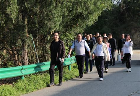 市工信局（国资委）机关党委 市金康安盾保安公司党支部联合开展“ 缅怀革命先烈 坚定初心使命”主题党日祭扫活动 安康市工业和信息化局