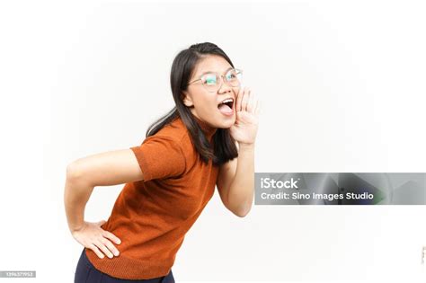 흰색 배경에 고립 된 아름다운 아시아 여성의 입에 손을 들고 큰 소리로 외치는 함성에 대한 스톡 사진 및 기타 이미지 함성 컷아웃 측면 보기 Istock