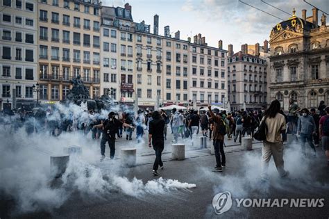 이란 프랑스 정부 시위 진압 비판군중 목소리 들어야 나무뉴스