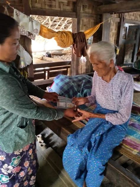 ဆားလင်းကြီးမြို့နယ်တွင် အသက် ၈၅ နှစ်နှင့်အထက် သက်ကြီးဘိုးဘွား ၆၂၀ ဦးအား