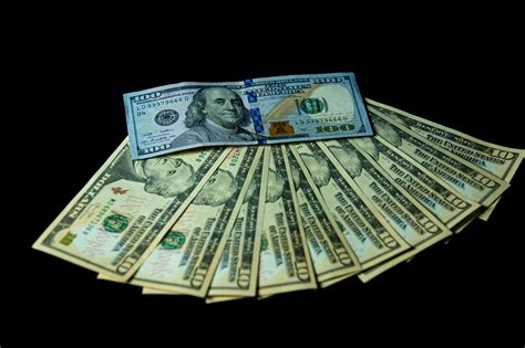 100 달러짜리 지폐 Usd 검은 표면 검은색 배경 경제 경제력 경제적 자유 금융 금융 개념 금융 산업 돈