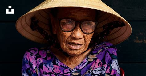 갈색 모자를 쓰고 파란색 흰색과 빨간색 꽃무늬 버튼 업 셔츠를 입은 남자 사진 Unsplash의 무료 초상 이미지