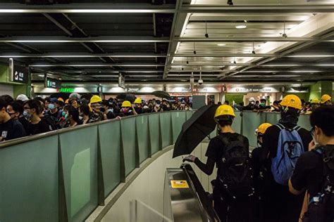 示威者似水柔戰多點快閃 港警疲於奔命 香港 反送中 香港警察 大紀元