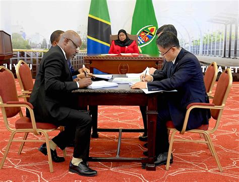 RAIS DKT SAMIA ASHUHUDIA UTIAJI SAINI MKATABA WA UJENZI WA SGR KIPANDE