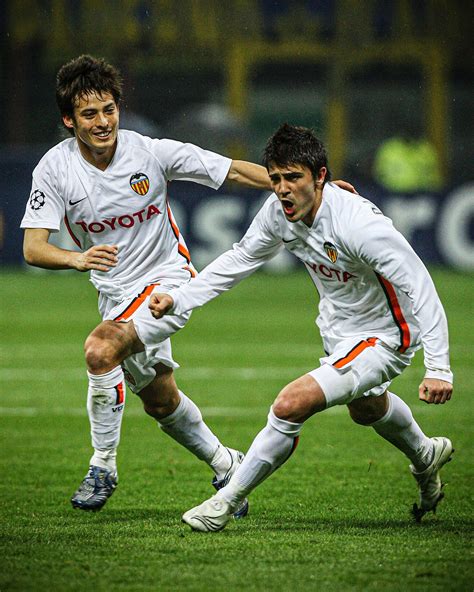 الشتاء بارد جداً على من لا يملكون الذكريات الدافئة 💙 ناصرعبدالعزيز