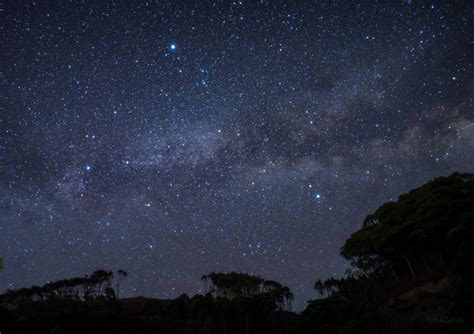 先ほど撮影した七夕の星と天の川です。 写真上の星が織姫星（こと座のベガ） 写真右下の星が彦星（わし座のアルタイル） その間を左右に流れる淡い光