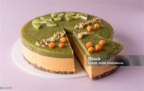 종이 배경에 채식 바다 갈매 나무속과 키위 생 케이크 미니멀 한 음식 사진 0명에 대한 스톡 사진 및 기타 이미지 0명 갈매나무 건강한 생활방식 Istock