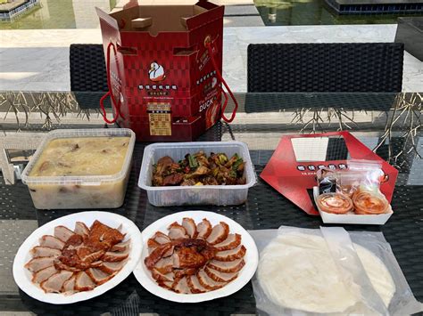 台中美食技承北京全聚德龍眼木柴燒脆皮烤鴨 鴨棧櫻桃片皮鴨專門店 鯨吞饞石