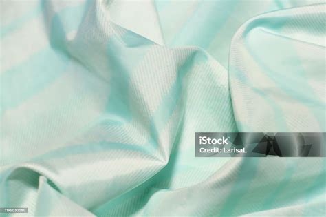 밝은 녹색 사틴 또는 큰 주름실크 패브릭 재료는 유연하고 디자인에 빛 배경 화면 이나 배경으로 사용할 수 있습니다 추상적 인 배경 흐린 이미지 0명에 대한 스톡 사진 및