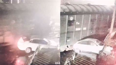 轿车猛踩油门跟火车抢道遭一路挤压车尾被磨烂下秒闭眼不敢看 凤凰网视频 凤凰网