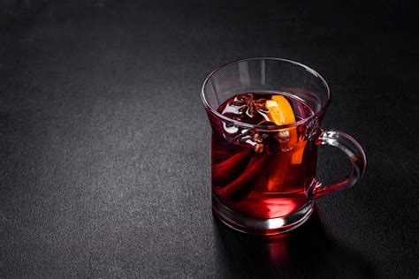 콘크리트 테이블에 향신료와 과일을 곁들인 크리스마스 Mulled 레드 와인 0명에 대한 스톡 사진 및 기타 이미지 0명 감귤류 과일 겨울 Istock