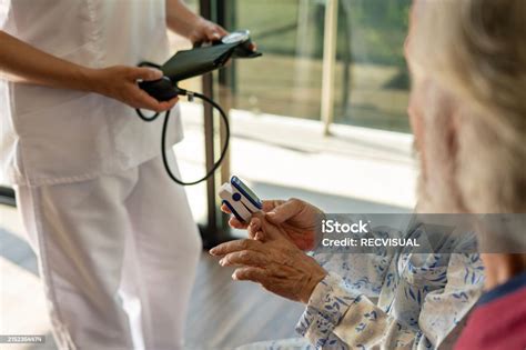 맥박 산소 측정기로 노인 부부의 혈중 산소 포화도를 측정하는 가정 간호 보조원 30 34세에 대한 스톡 사진 및 기타 이미지