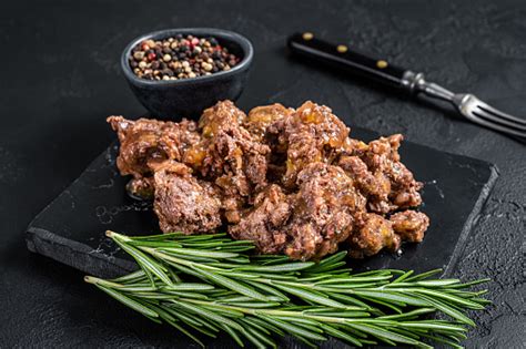 대리석 보드에 양고기와 쇠고기 고기를 삶은 검은 색 배경 위쪽 보기 0명에 대한 스톡 사진 및 기타 이미지 0명 건강한 식생활 검은색 Istock