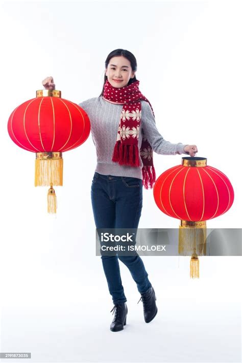 전통 의상을 입은 아름 다운 아시아 여성이 빨간 종이 등불을 들고 새해 복 많이 받으세요 Film Festival에 대한 스톡 사진 및 기타 이미지 Film