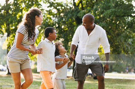 공원에서 그들의 아들과 함께 시간을 보내는 행복 한 커플 달리기에 대한 스톡 사진 및 기타 이미지 달리기 부모 아이