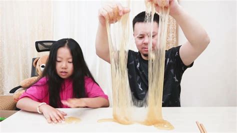 父女用麦芽糖来制作水晶泥混合之后发生了神奇的变化 搞笑趣味 恶搞趣玩 好看视频