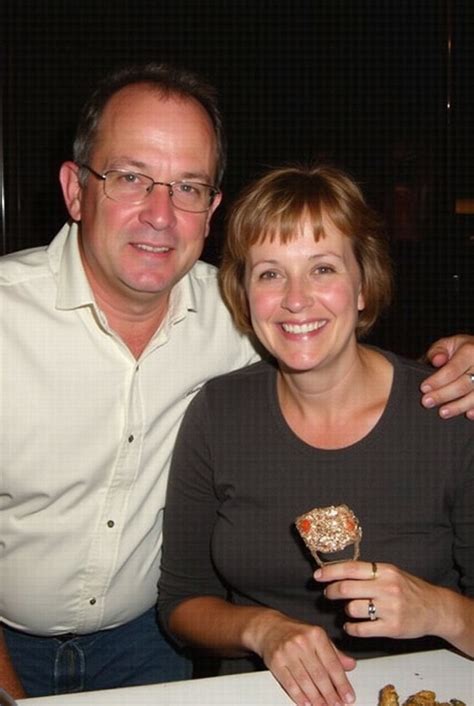 ВОТ Я — СЧАСТЛИВЫЙ С МОЕЙ НЕВЕСТОЙ ЗА МИНУТУ ДО ТОГО КАК ЕЁ ШУТКА О МОЕЙ ПОКОЙНОЙ ЖЕНЕ