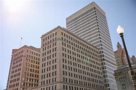 마천루의 우뚝 솟은 구조와 구식 건축물 외벽을 형성하기 위해 수많은 벽돌이 서로 쌓여있는 여러 층 벽돌은 풍화되고 마모되었습니다 0명에 대한 스톡 사진 및 기타 이미지