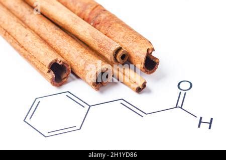 Cannelle aromatique et cinnamaldéhyde structure chimique et formule