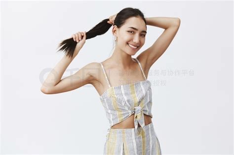 快乐无忧无虑的时尚女性的肖像扎着马尾辫欢快地微笑在准备外出时化妆发型人像图片免费下载 jpg格式 编号52889028 千图网
