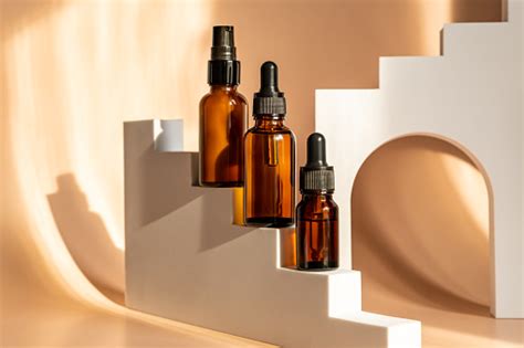 단단한 그림자가 있는 베이지 색 배경에 흰색 연단에 유리 드롭퍼 병을 모으세요 트렌디한 프리젠 테이션스킨 케어 제품 0명에 대한 스톡 사진 및 기타 이미지 Istock