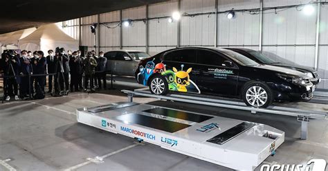 스마트 주차장의 주차로봇 운행 시연주차공간 부족문제 해소에 도움