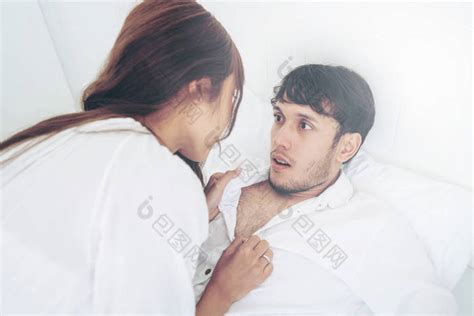 愤怒的女友对她的男朋友生气不愉快的婚姻和图片 包图网企业站
