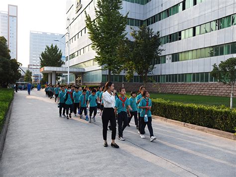 感受科技魅力 树立科技强国意识 郑州经开区滨河小学学生走进森源鸿马 森源鸿马电动汽车有限公司