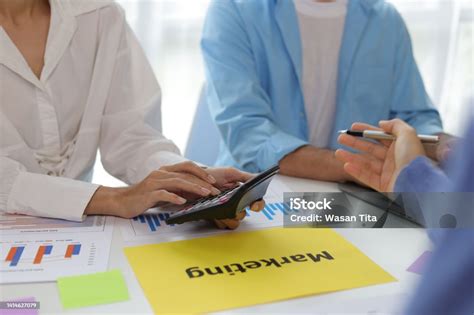 마케팅 전략 및 비즈니스 재정에 대한 분석 계획과 함께 새로운 프로젝트에 함께 회의 비즈니스 협업 전략 계획 및 동료의 브레인 스토밍 18 19세에 대한 스톡 사진 및 기타