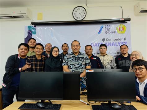 Uji Kompetensi Data Analyst: Langkah Strategis Tendik FIK UPNVJ di Era ...