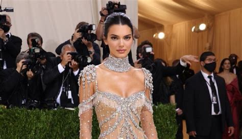 Pakai Baju Penuh Permata Kendall Jenner Tampil Nyaris Bugil Okezone