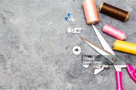 바느질 도구가 위 회색 나무 테이블에 스레드 및 다리미 발 다채로운 컴포넌트들이 상위 보기이미지 가위에 대한 스톡 사진 및 기타