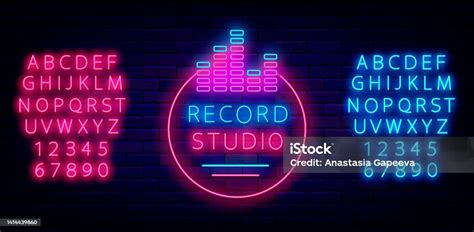 레코드 스튜디오 네온 로고 타입 이퀄라이저 기호 음악 트랙 녹음 반짝이는 분홍색과 파란색 타이프 스크립트 벡터 일러스트 레이 션 Dj에 대한 스톡 벡터 아트 및 기타 이미지