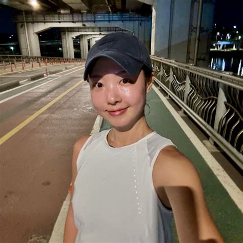 51분 달리기 이 밤의 끝을 잡고 싶은 연인들이 늦은 밤 한강에 로맨틱한 정취를 자아낸다 어쩜 그렇게 느리게 걸을 수 있는