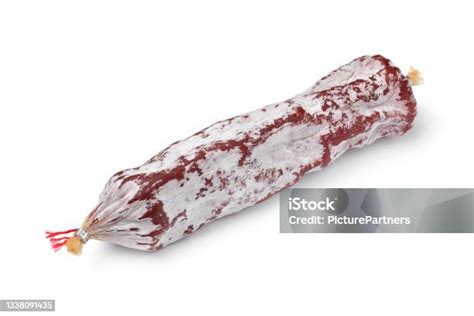 화이트 배경에 프랑스 돼지 고기 Saucisson 단일 전체 로제트 드 리옹 0명에 대한 스톡 사진 및 기타 이미지 0명
