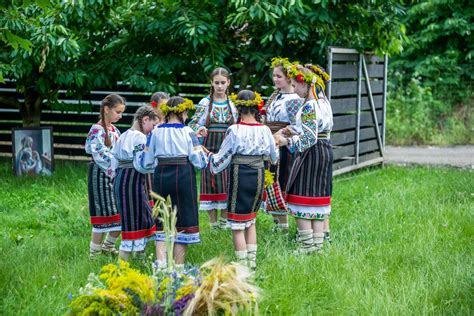 Fata Cu Cobza Camasi Traditionale Si Ateliere De Impletit Coronite La