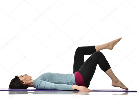 Mujer Madre Haciendo Ejercicio Posnatal Instructora De Fitness Femenina Estirando Las Manos Y